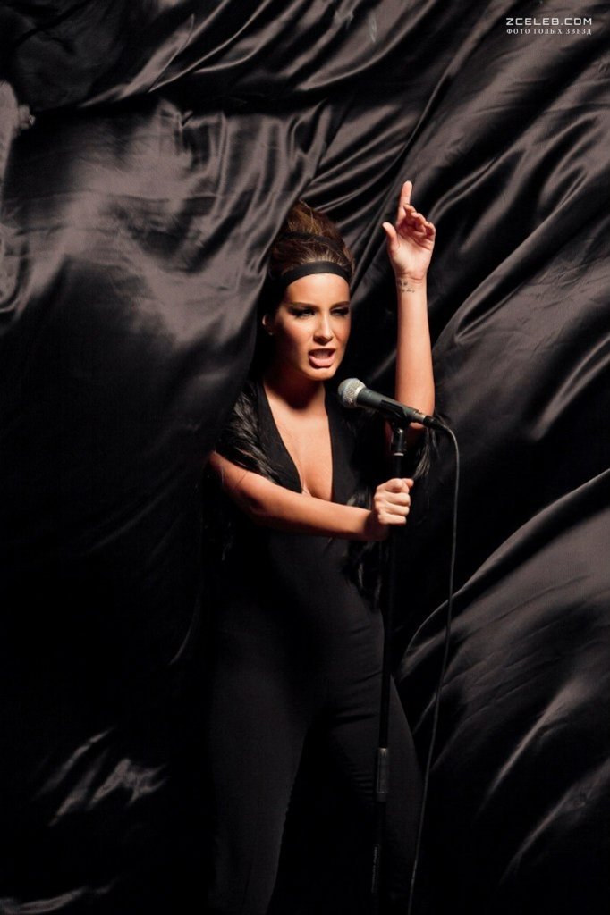 Глубокое декольте Кэти Топурии в клипе «Просто прощай», 2012 / ZCELEB