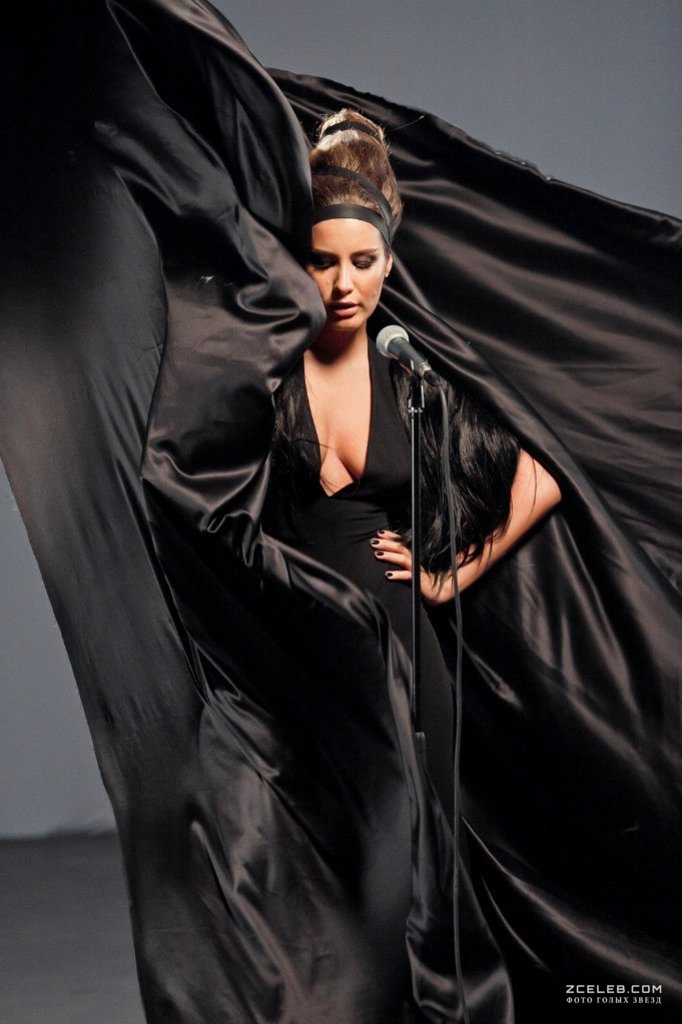 Глубокое декольте Кэти Топурии в клипе «Просто прощай», 2012 / ZCELEB
