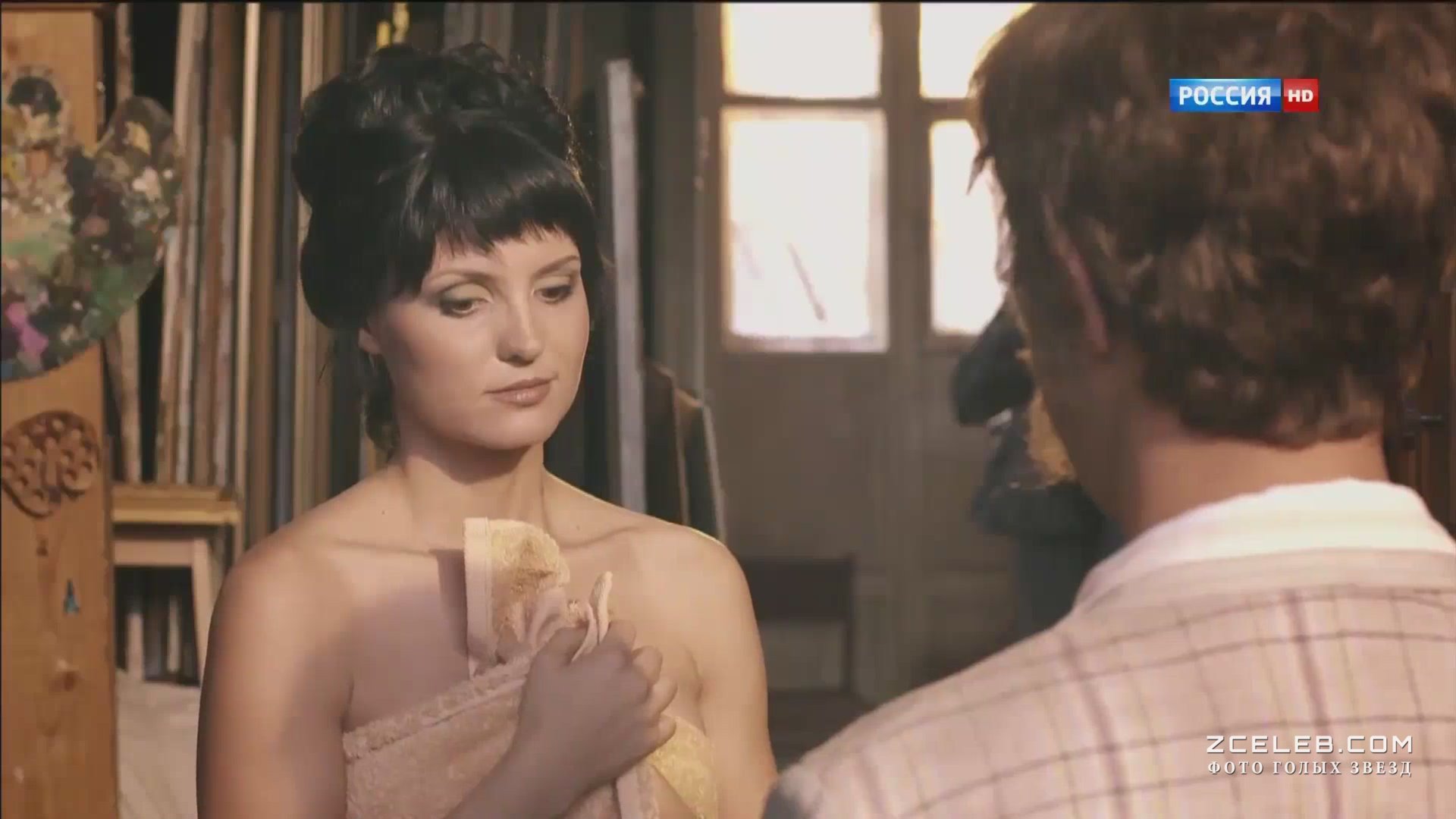 Юлия Пожидаева оголила попу в сериале «Бедные родственники», 2012 / ZCELEB