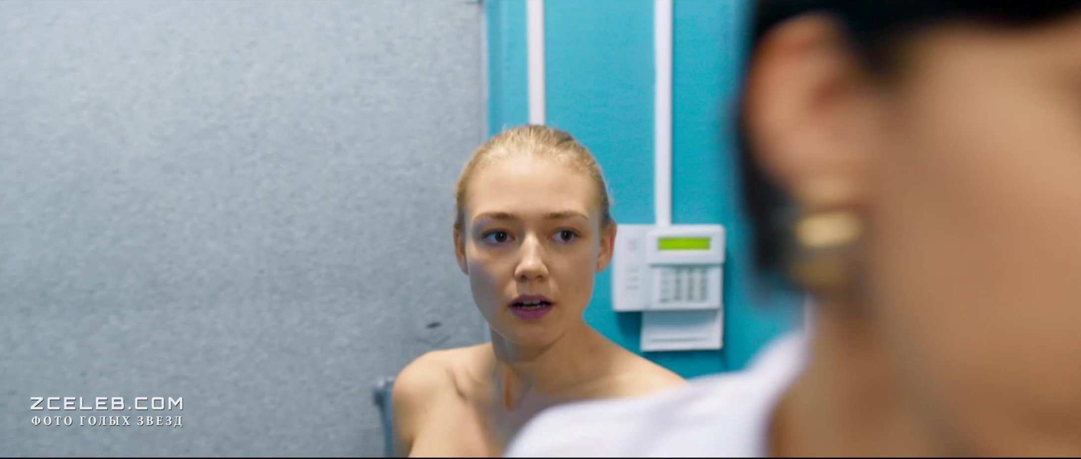 Голая попа Оксаны Акиньшиной в фильме «СуперБобровы», 2015 / ZCELEB