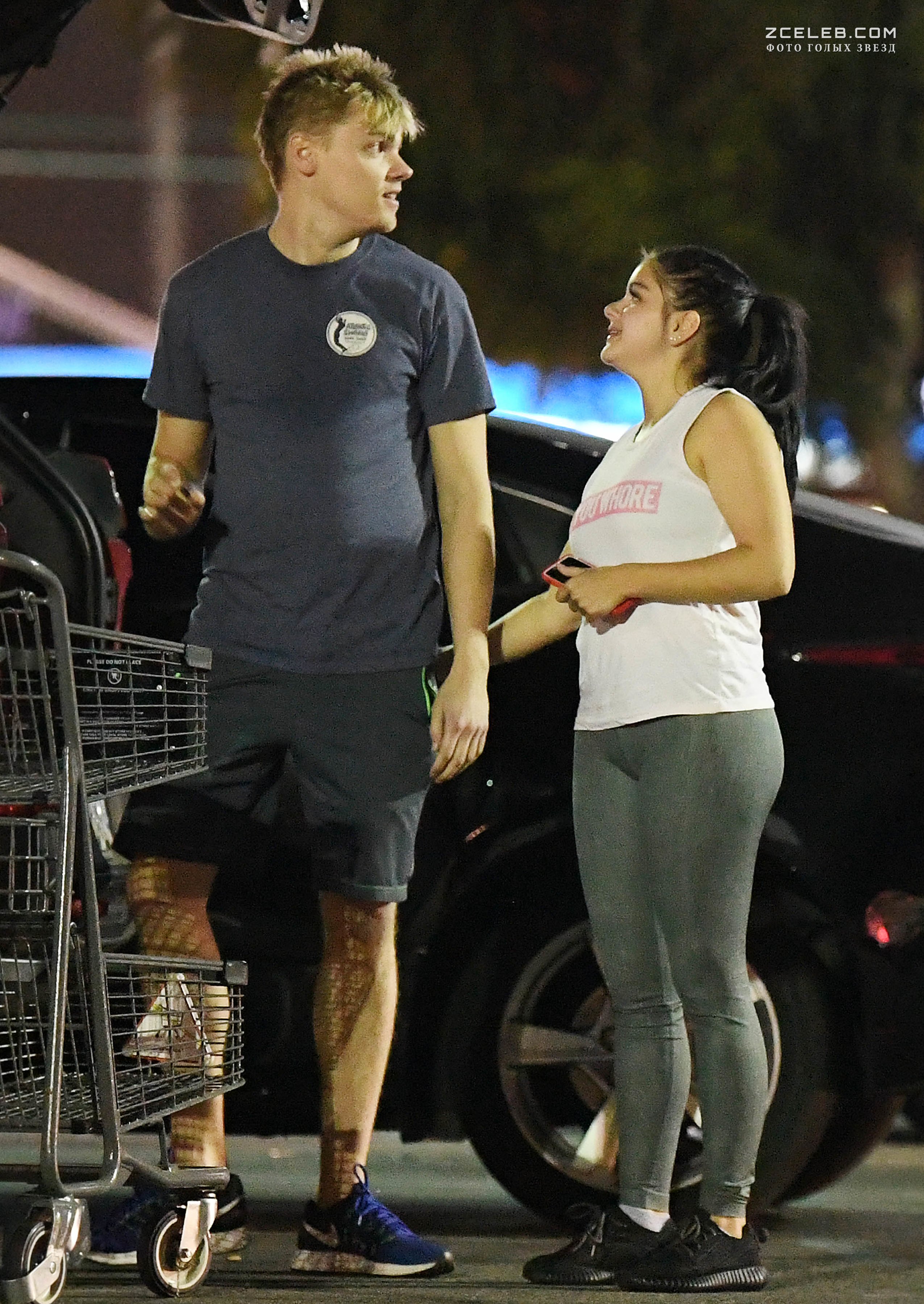 Красотка Ариэль Уинтер в обтягивающих лосинах в Лос-Анджелесе, 12.10.2017 / ZCELEB