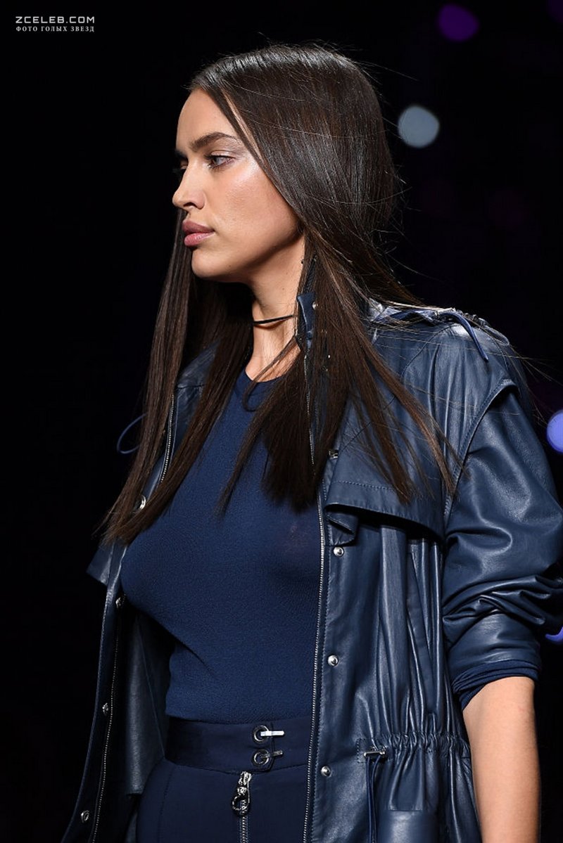 Красивая Ирина Шейк засветила грудь сквозь прозрачный наряд на Versace Fashion Show, 2016 / ZCELEB