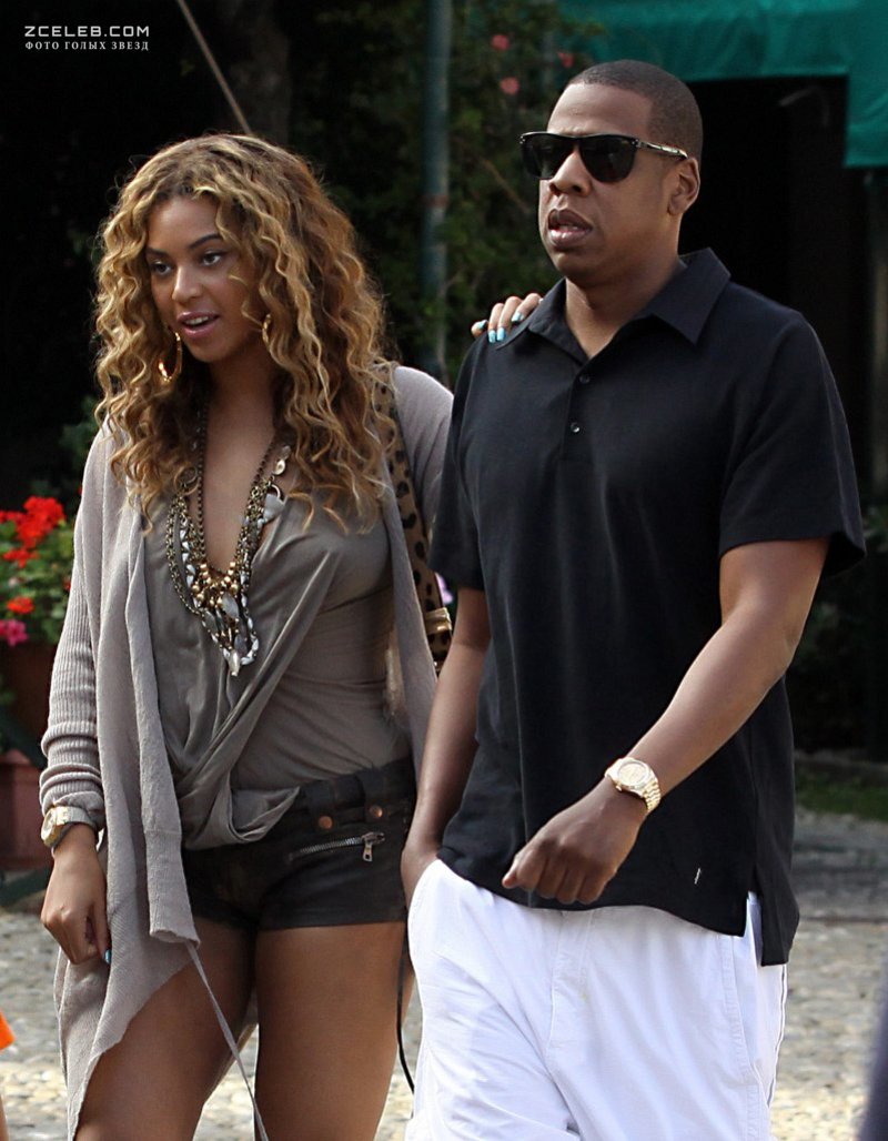 Бейонсе без лифчика на улице, 2010 / ZCELEB