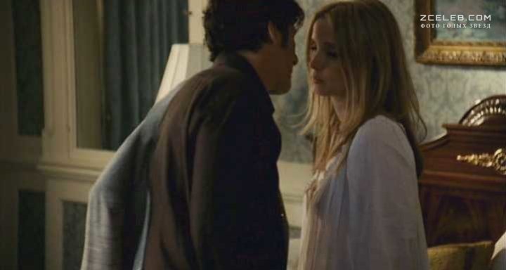 Жюли Дельпи засветила грудь в фильме «Мистификация», 2006 / ZCELEB