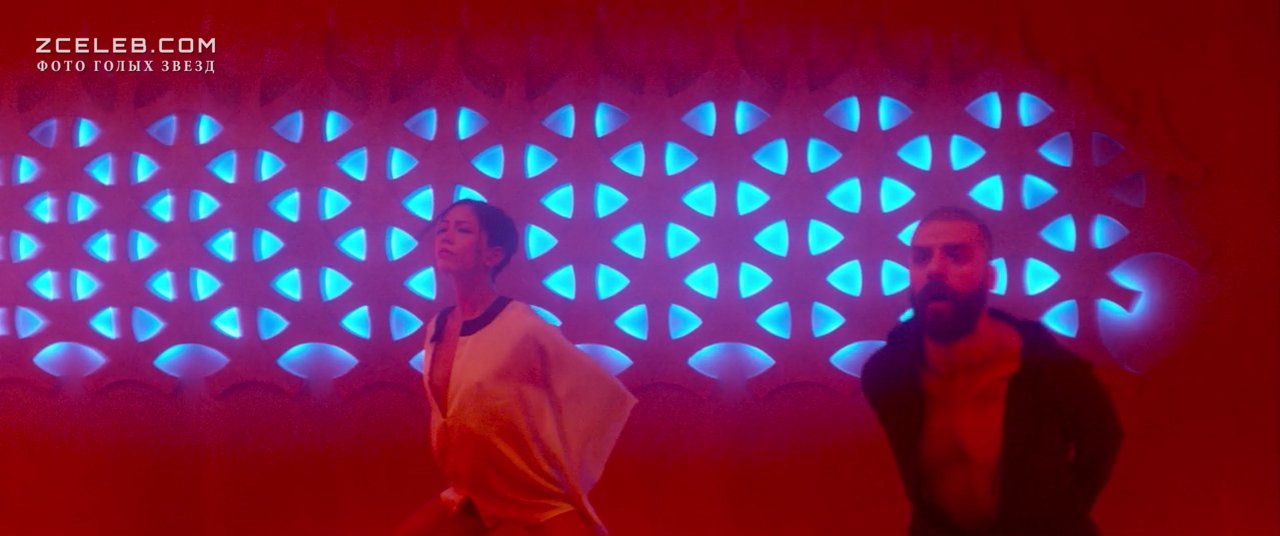 Голая Соноя Мидзуно в фильме «Из машины», 2014 / ZCELEB