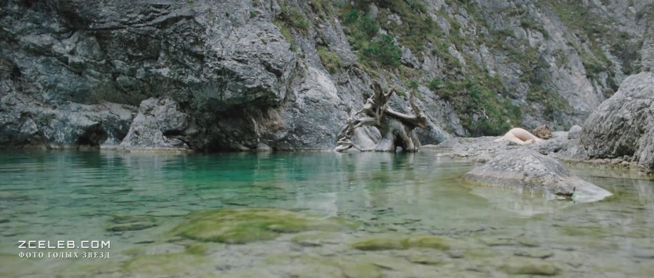 Голая Софи Лоу в фильме «Осенняя кровь», 2013 / ZCELEB