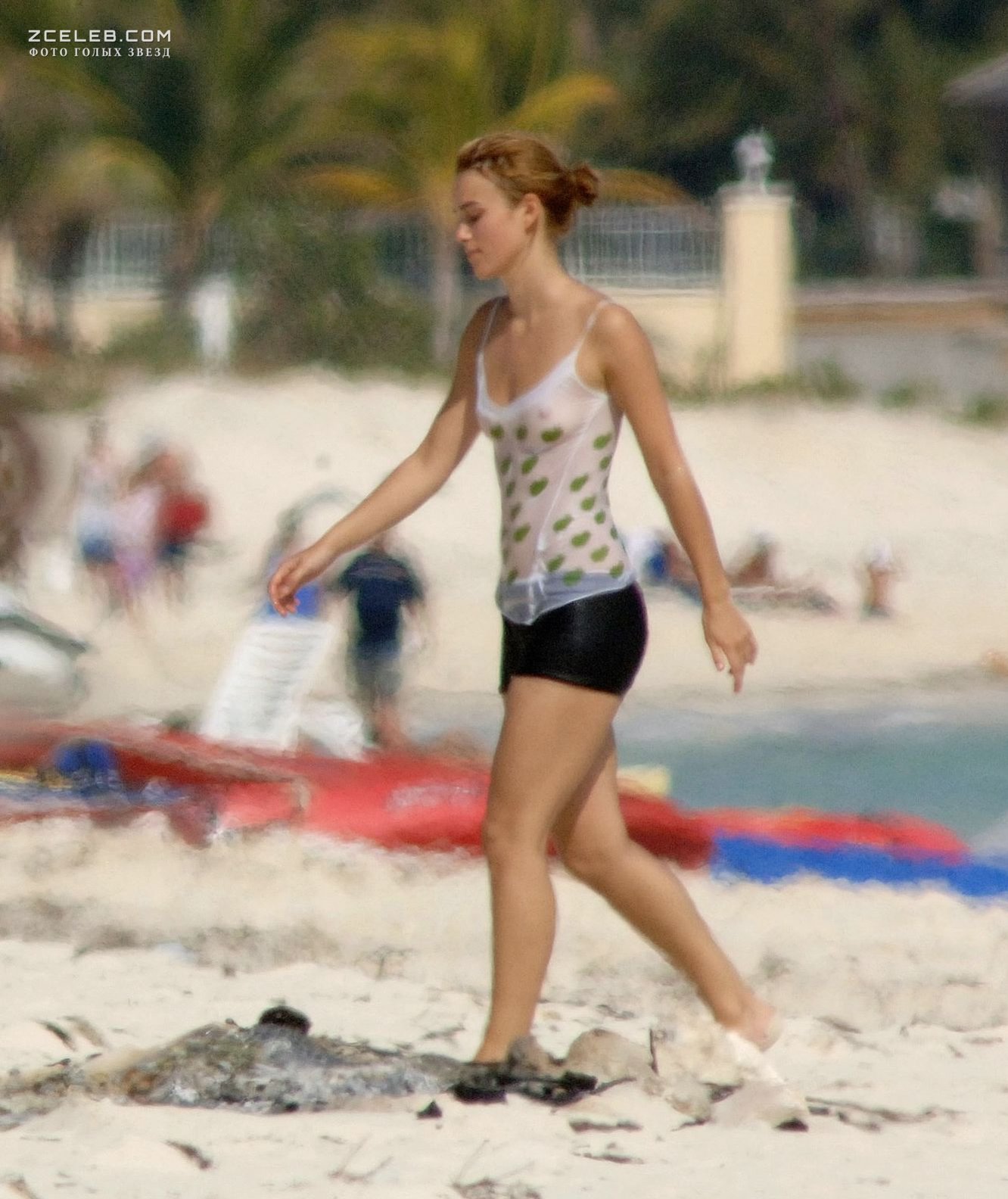 Кира Найтли без бюстгальтера в мокрой майке на Багамах, Июнь 2006 / ZCELEB