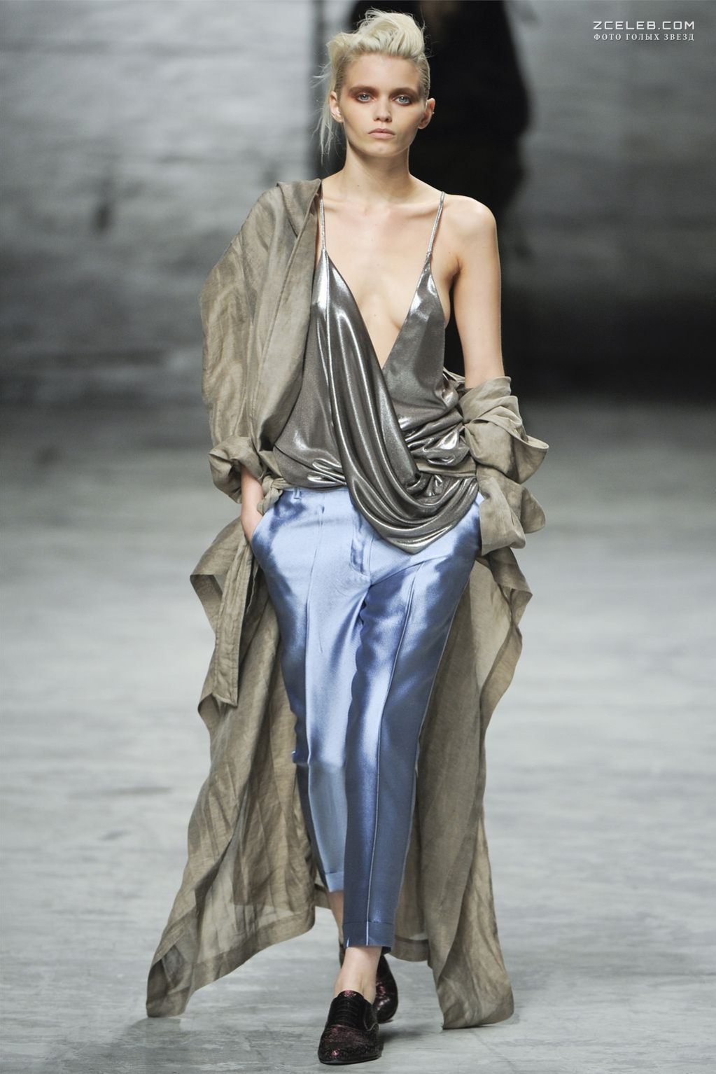 Обнаженная Эбби Ли Кершоу на показе Haider Ackerman, 2012 / ZCELEB